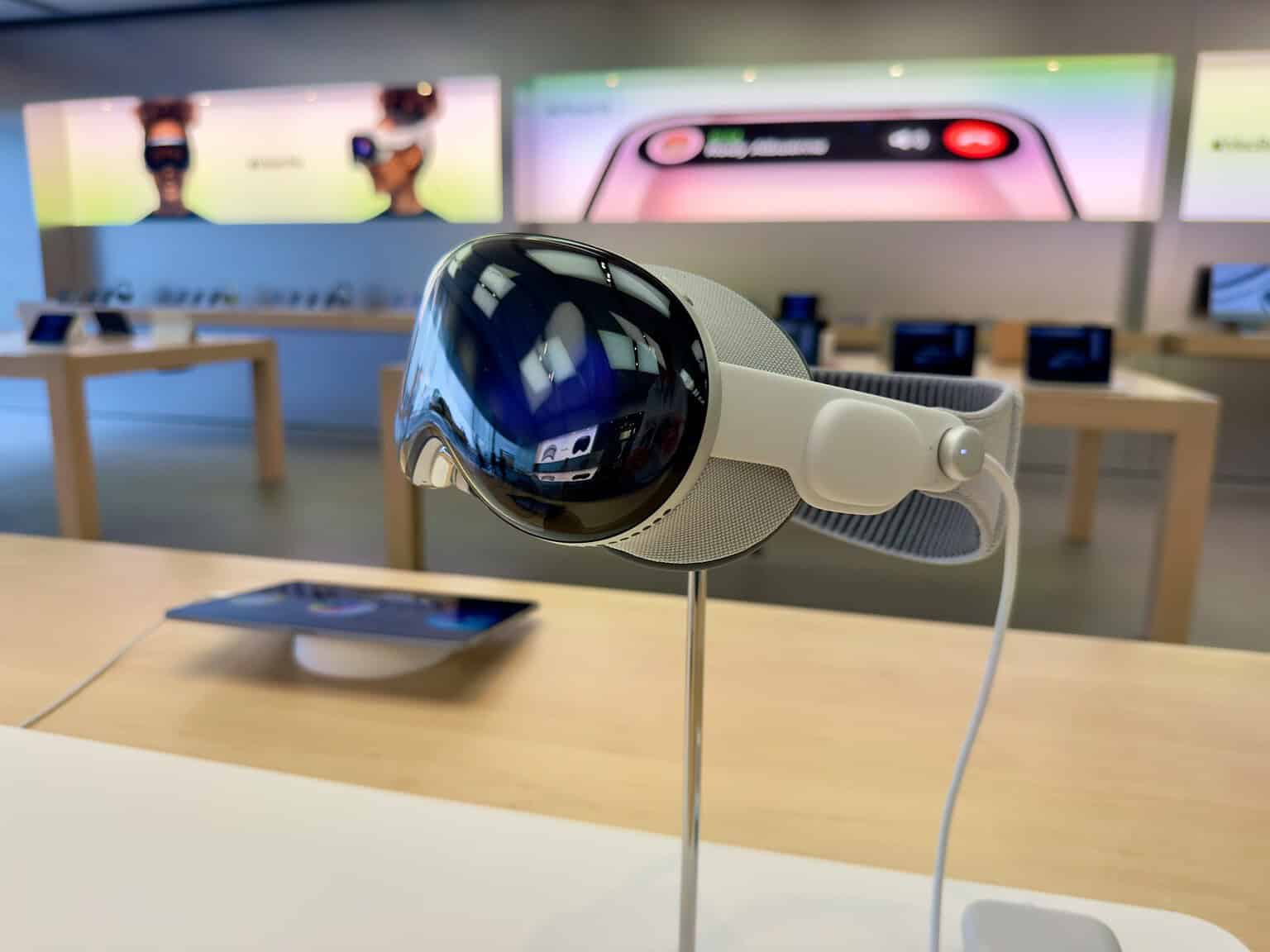 Apple Vision Pro vs Meta Quest 3: Which Mixed Reality Headset Wins in ...