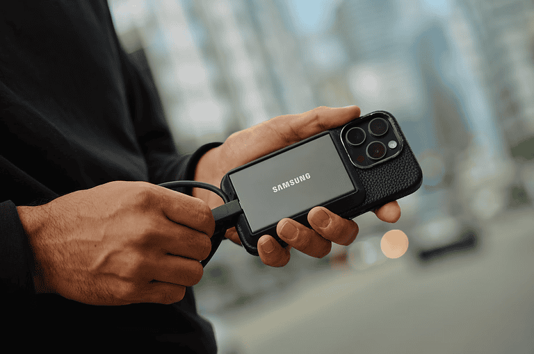 How to Connect A USB Drive to An iPhone - SimplyMac